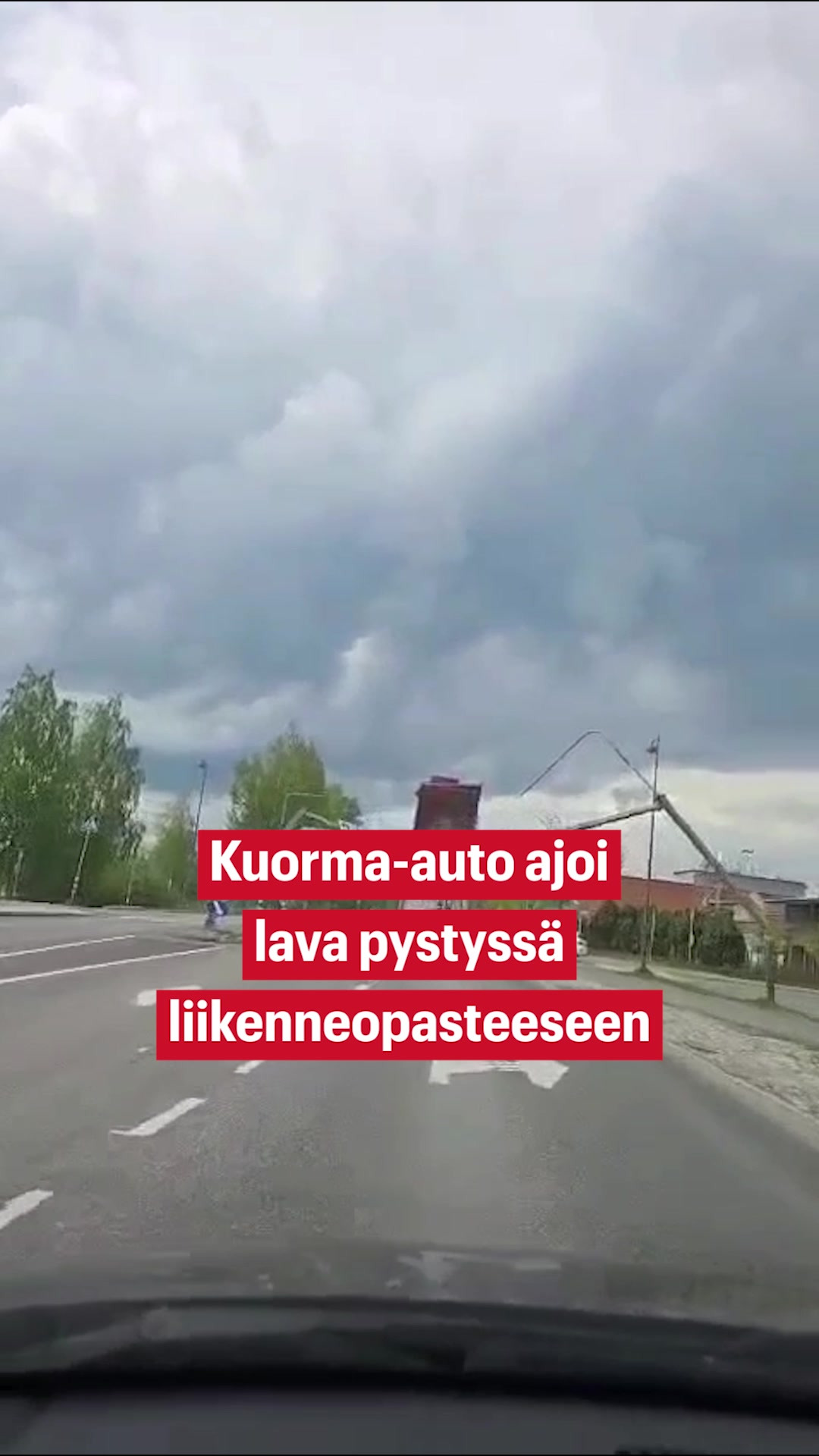 Kuorma-auto ajoi liikenneopasteeseen - Ilta-Sanomat