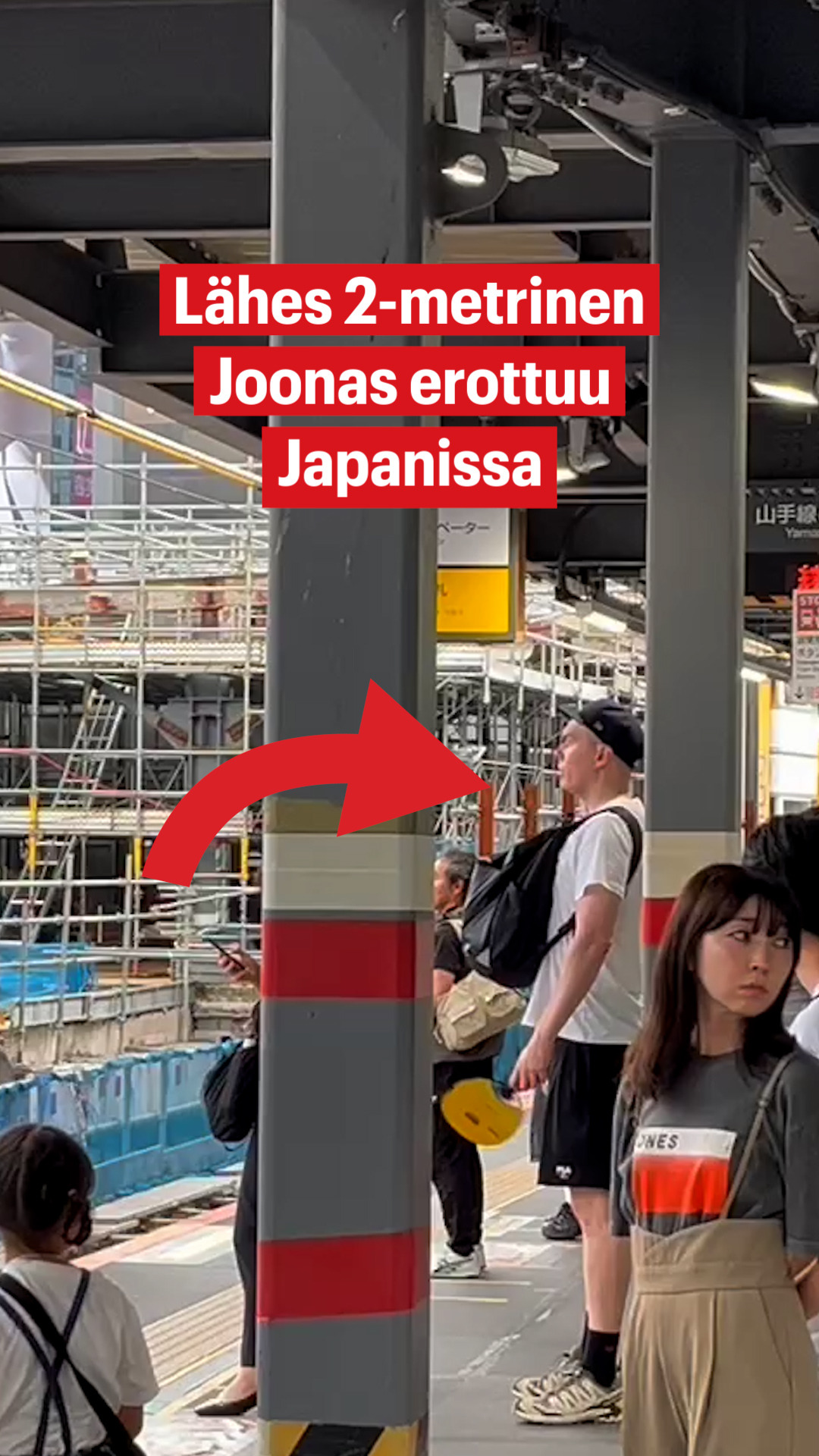 Näin lähes 2-metrinen Joonas erottui Tokion lähijunassa - Ilta-Sanomat