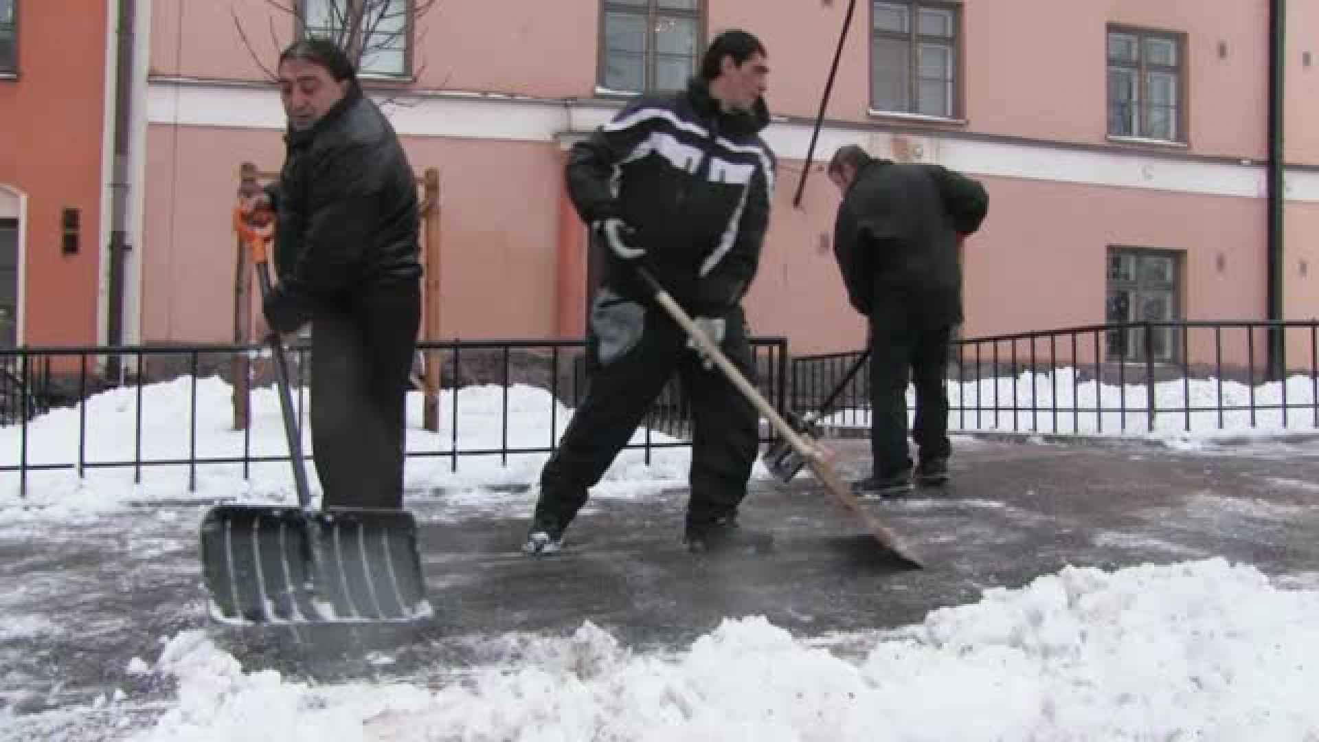 Romanit paiskivat lumitöitä Helsingissä | Ruutu