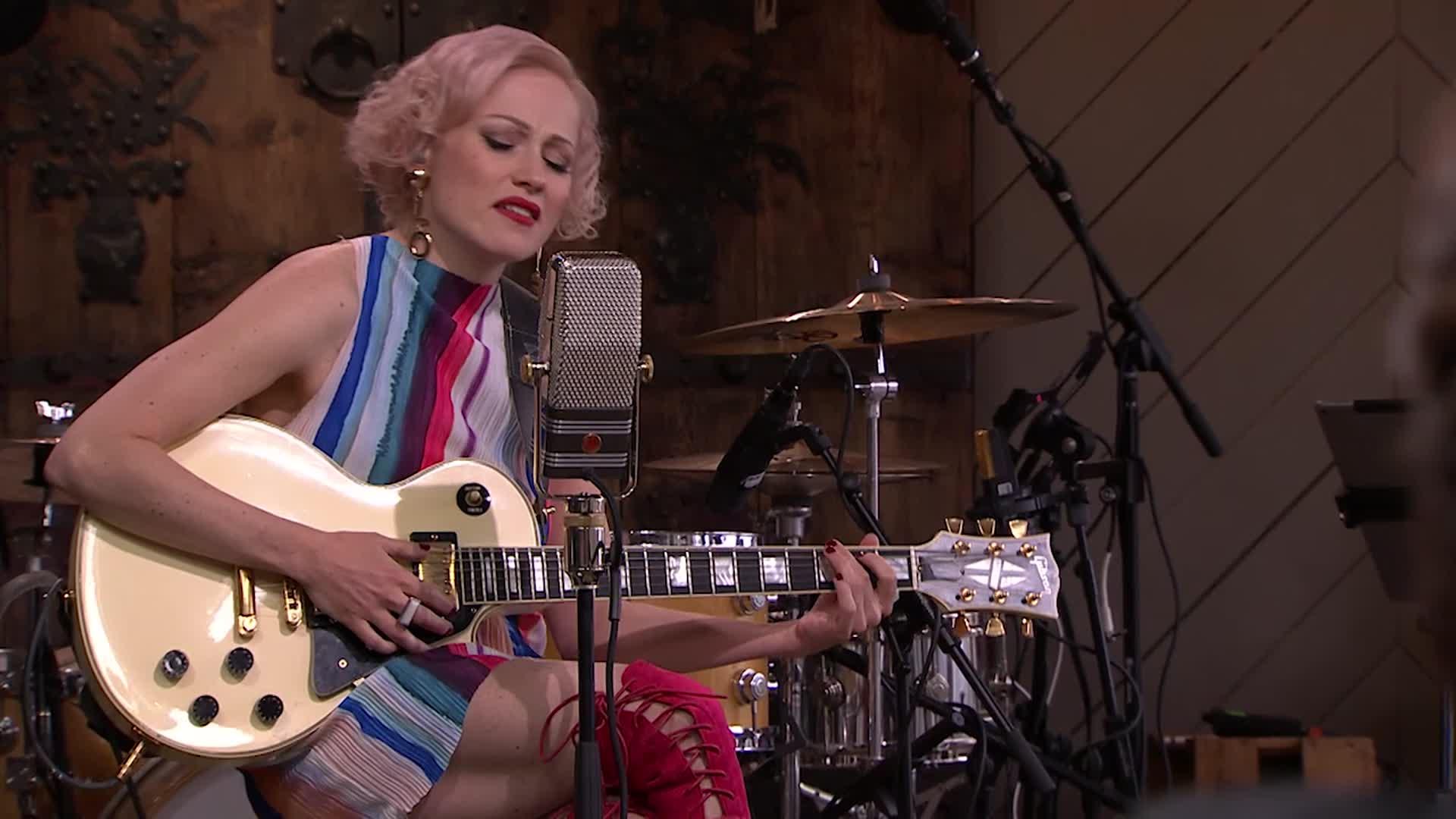 Chisu yksin lavalla intiimissä versiossa: ”Vaikka kulissit ovat ...