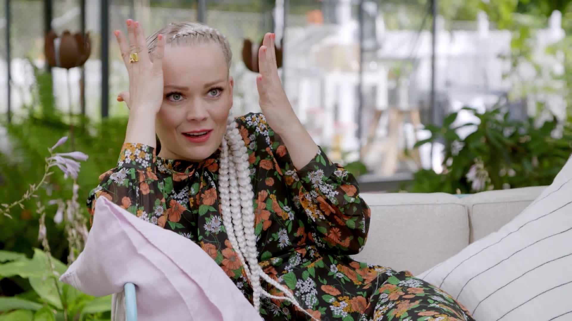 Laulaja Anna Puu liikuttuu siirtolapuutarhansa Huvila & Huussi ...