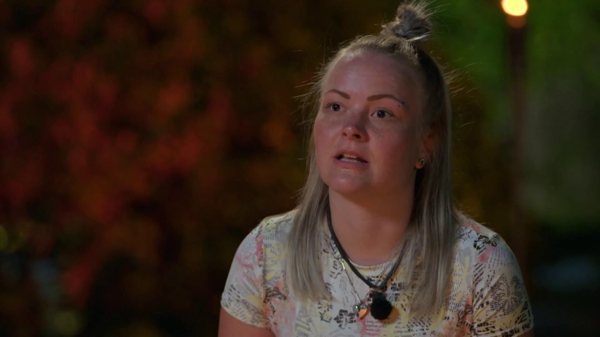 Leenu katsoo Artun viimeistä iltanuotiovideota hurjistuneen näköisenä ...