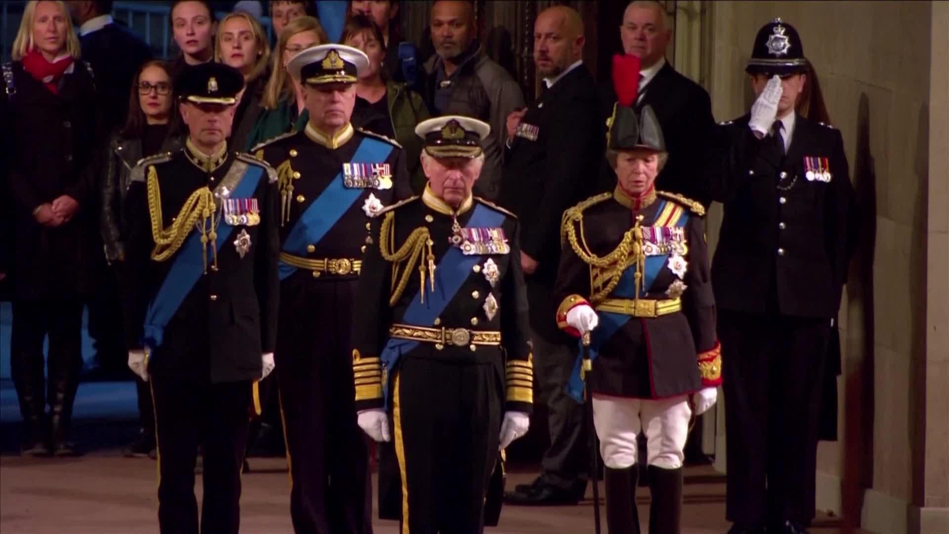 Koskettava hetki – kuningatar Elisabetin lapset hiljentyivät arkun ...