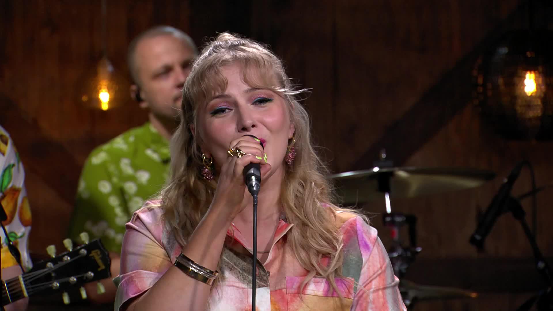 Yona suomentaa Redraman Light-kappaleen ja hurmaa koko pöytäseurueen ...