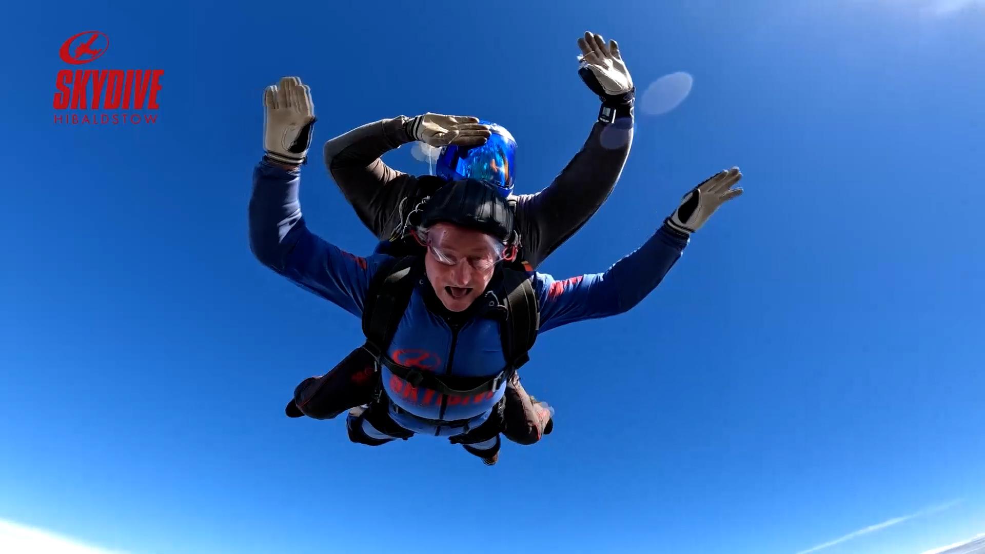 Frank Ward juhli 90-vuotissyntymäpäiväänsä hyppäämällä lentokoneesta 4 ...