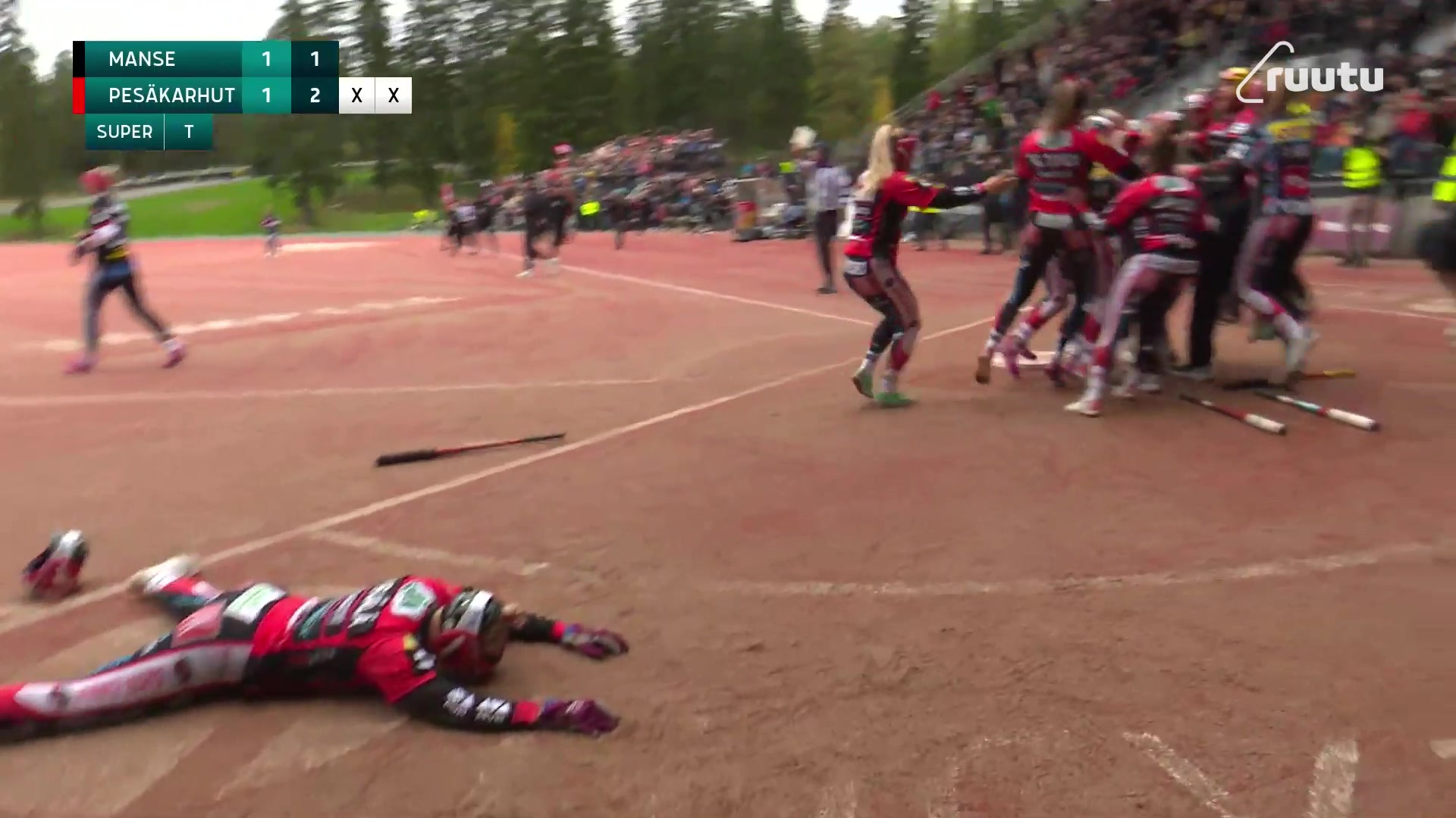 Annika Linna lyö väliin ja ratkaisee mestaruuden Pesäkarhuille! | Ruutu