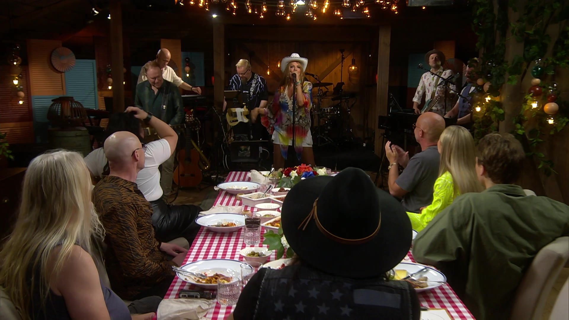 Eini avaa Vain elämää -kauden Popedan Kersantti Karoliina -megahitillä ...