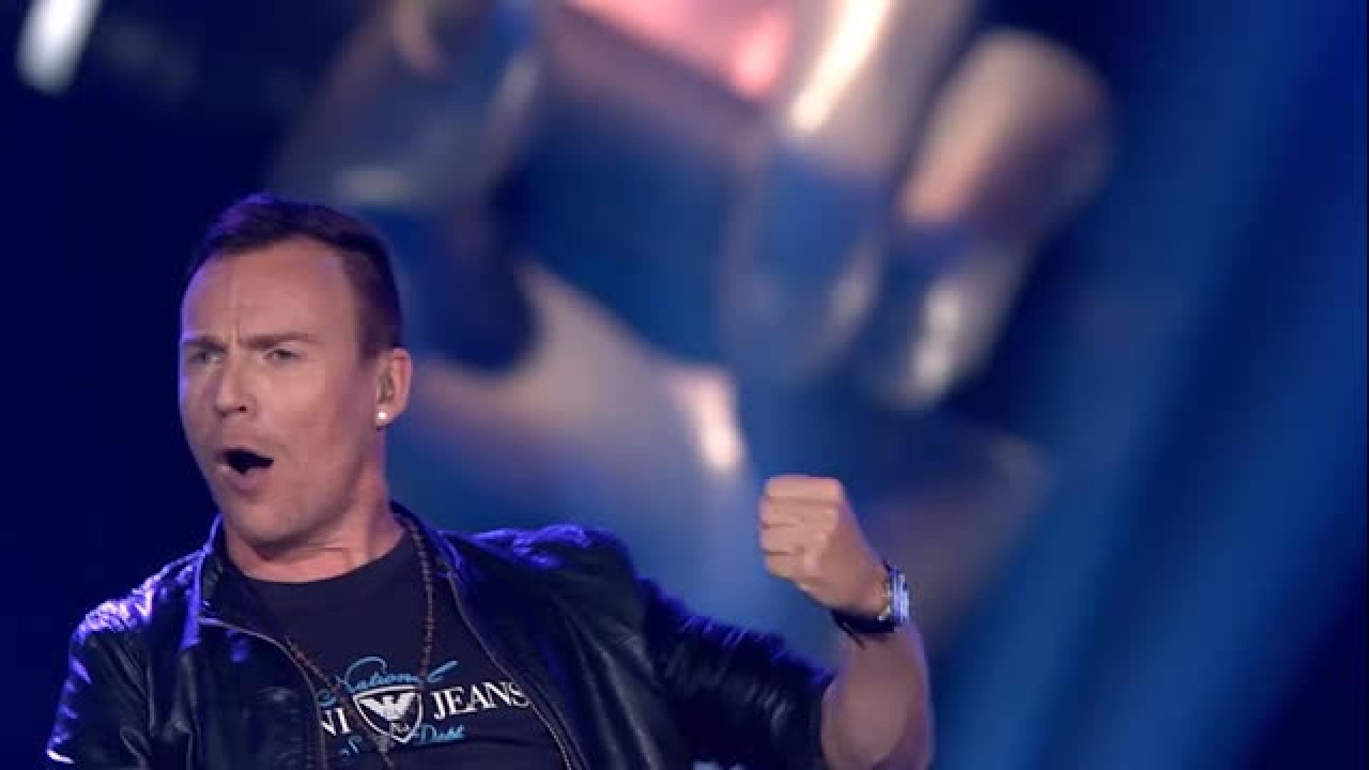 Tämä mies ei ole tullut leikkimään: ammattimuusikko Kimmo Blom esiintyy ...