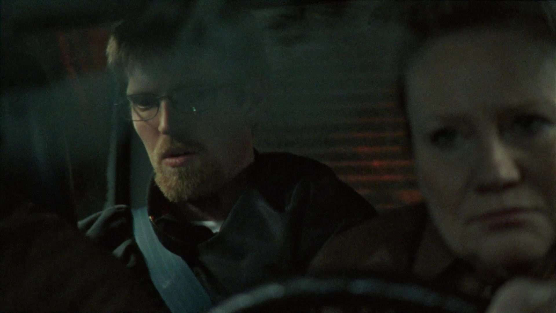 Kipupiste-sarjan kohtaus, jossa Isa Stenberg kuskaa vankeja esitykseen ...