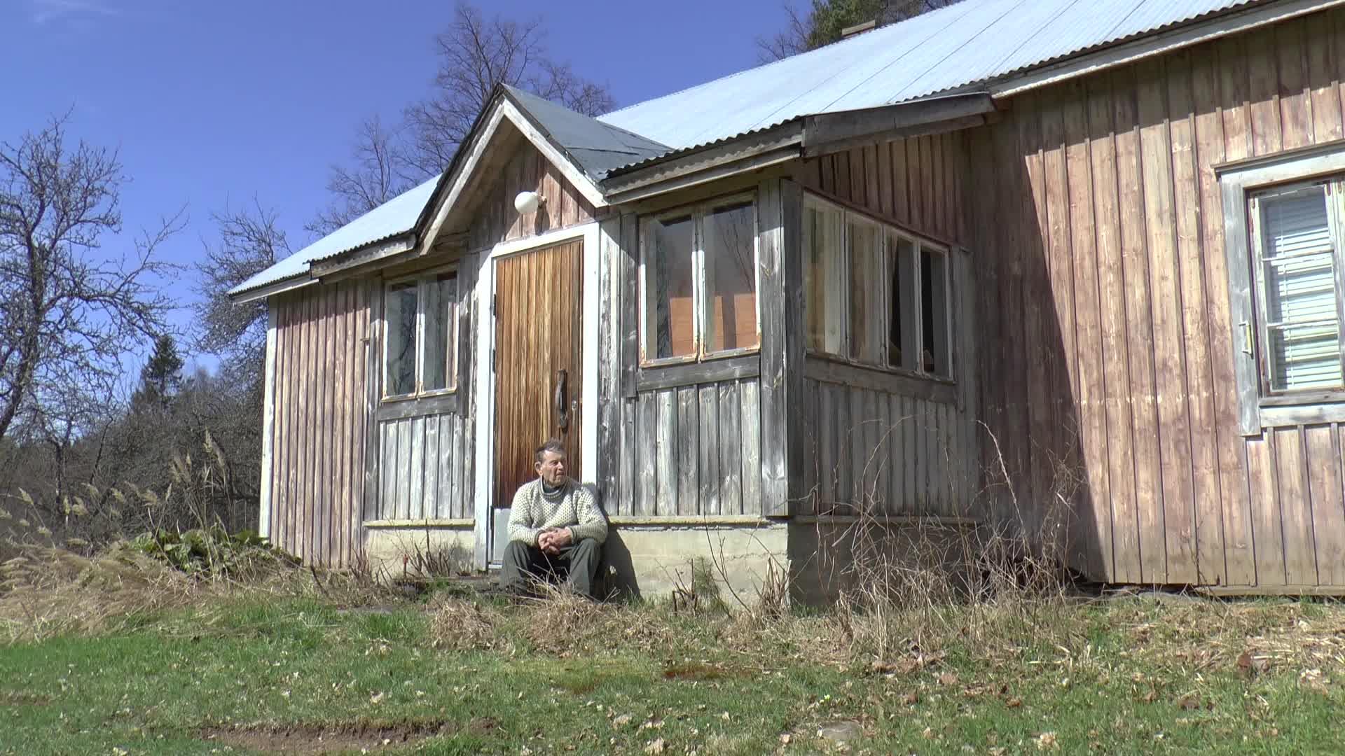Pentti Linkola kertoo lintukantojen romahtamisesta pihapiirissään | Ruutu