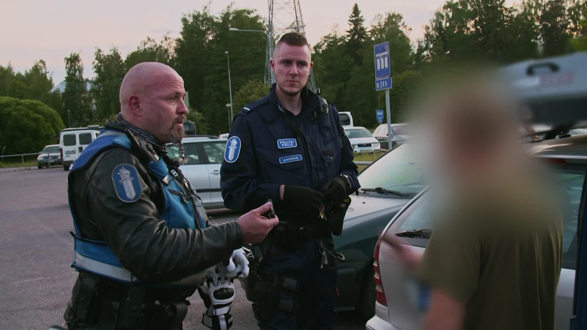 Lukitsitko itsesi auton ulkopuolelle? Poliisi antaa neuvon, jolla minimoit vahingon: ”Älä riko ...