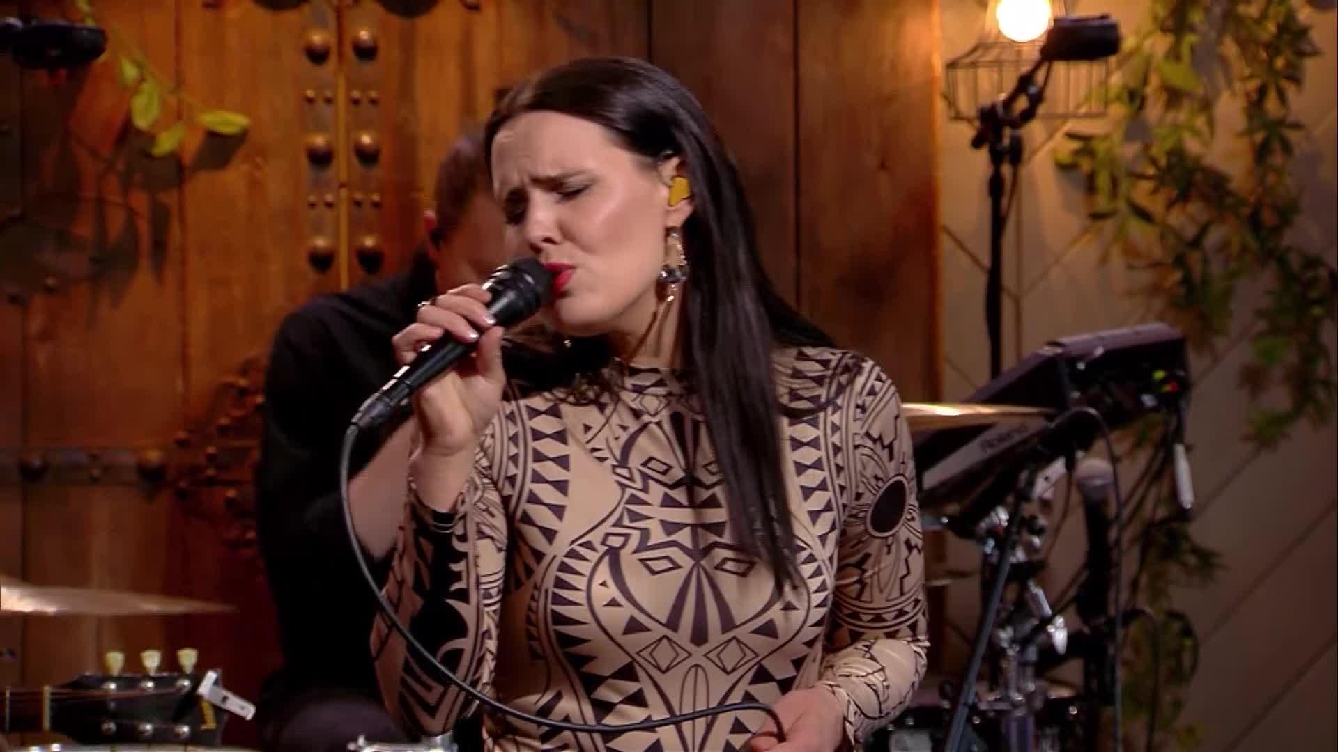 Anne Mattila saa Lauri Ylösen kyyneliin In The Shadows -superhitin ...